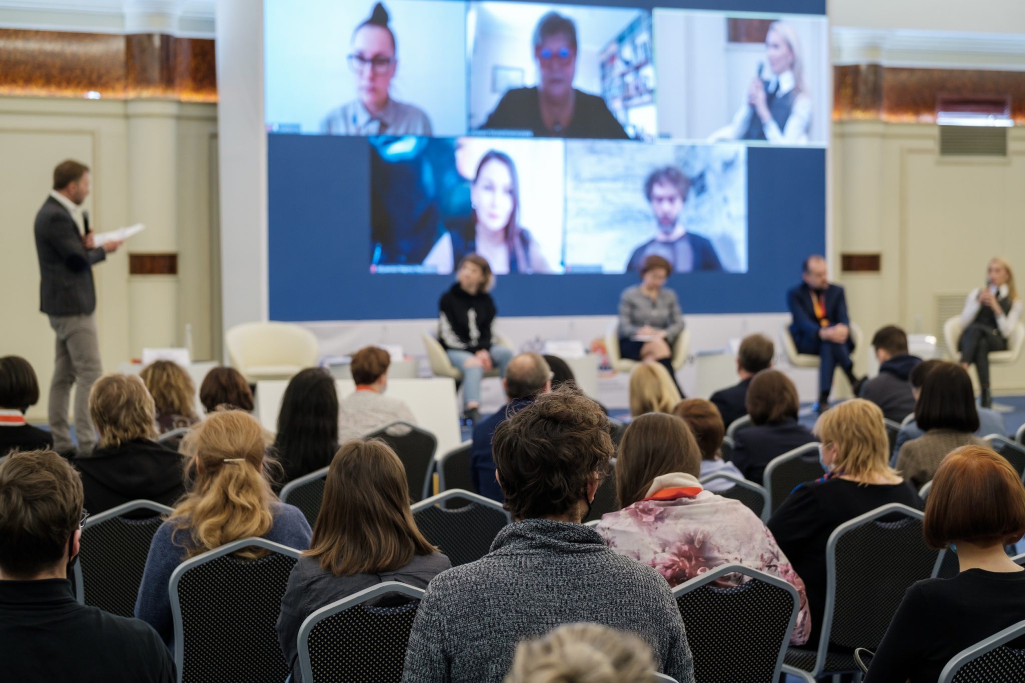 What is a Hybrid Event? Benefits, Examples & Planning Guide | EventBookings